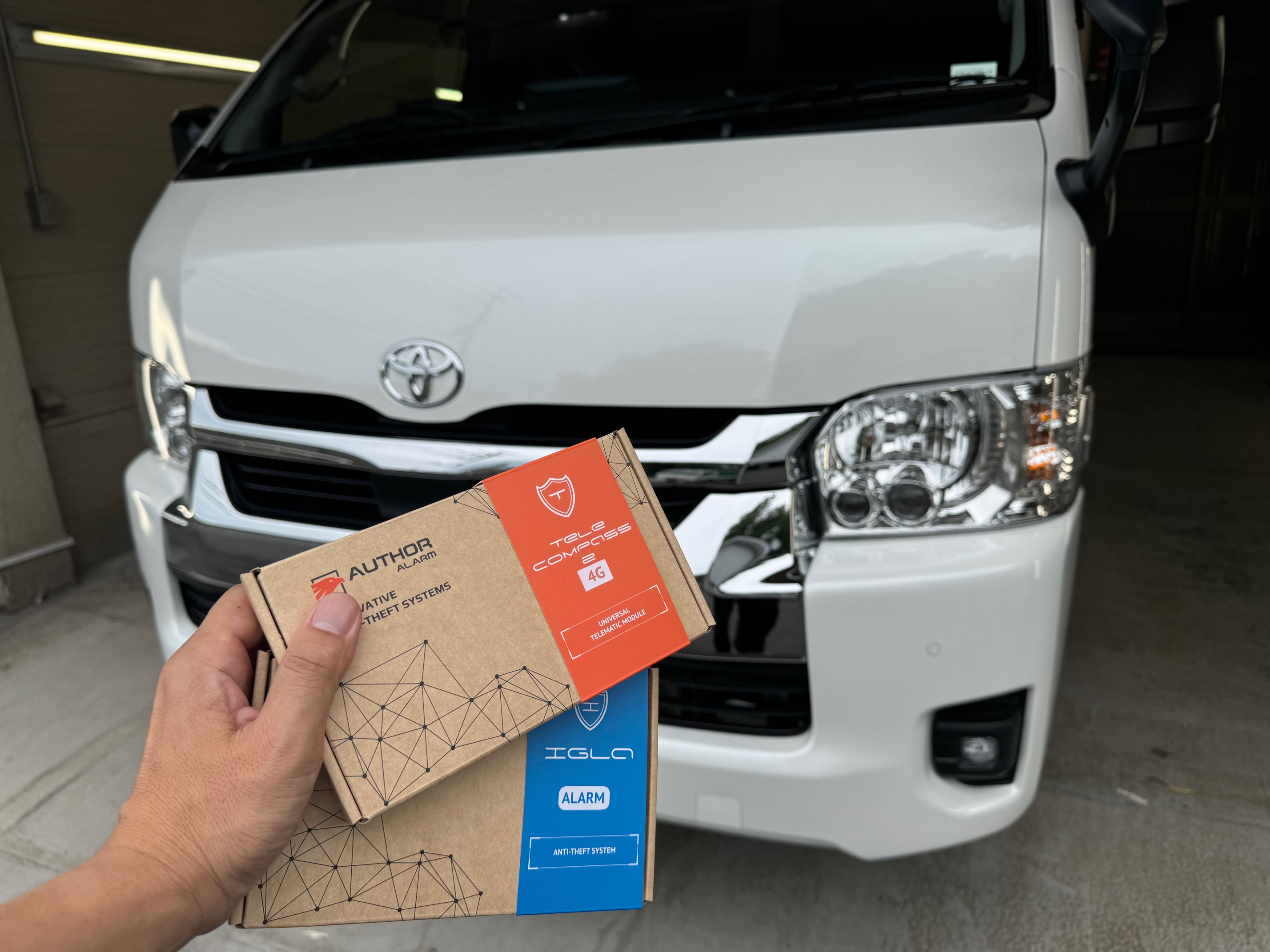 ハイエースにデジタルイモビライザーIGLAと通信ユニットのコンパス4G取付！！ | 板金・塗装・コーティング・カーセキュリティのオートハウス/イシダボデー